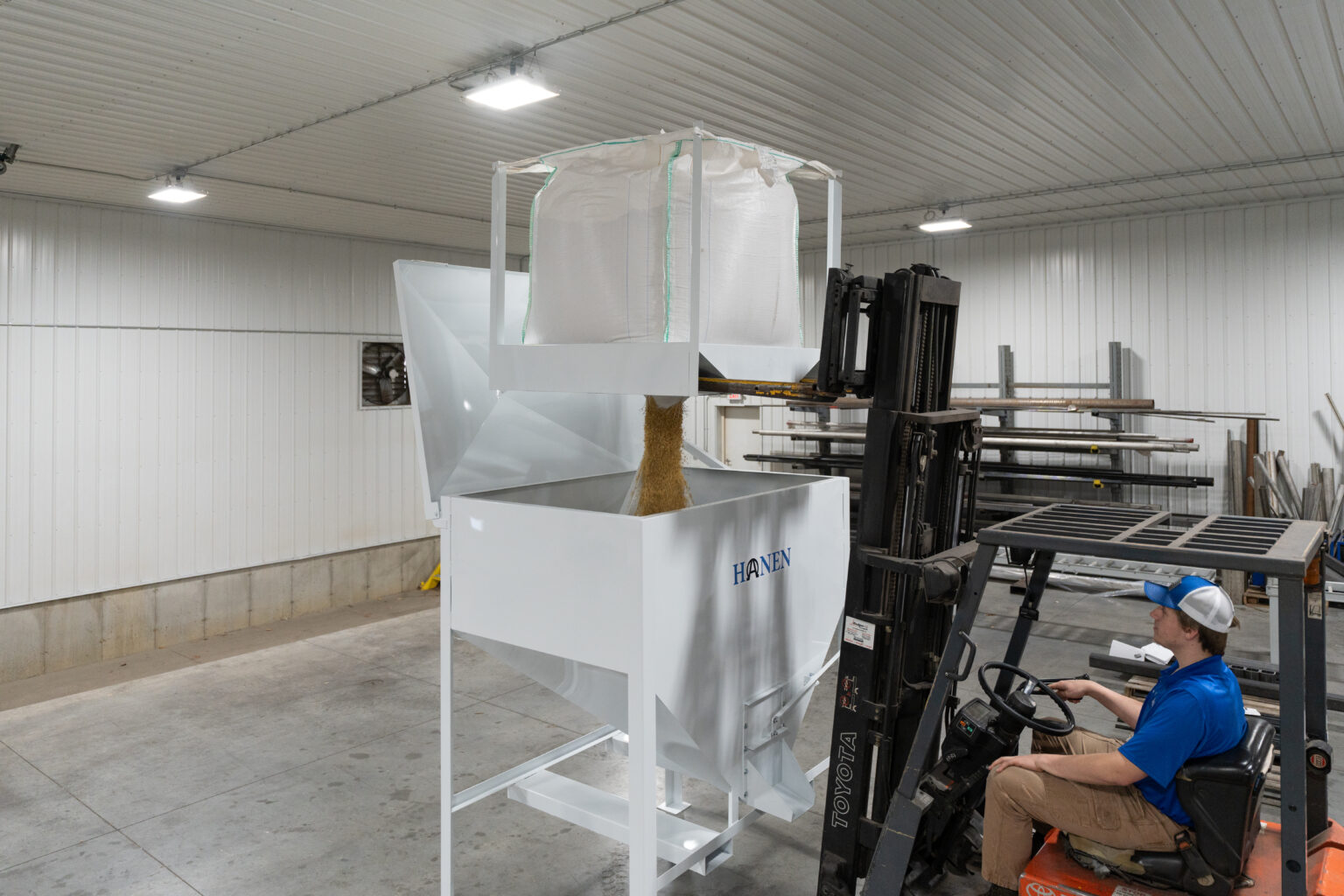 Hanen Feed Handling System – Bulk Bag Hopper Solution